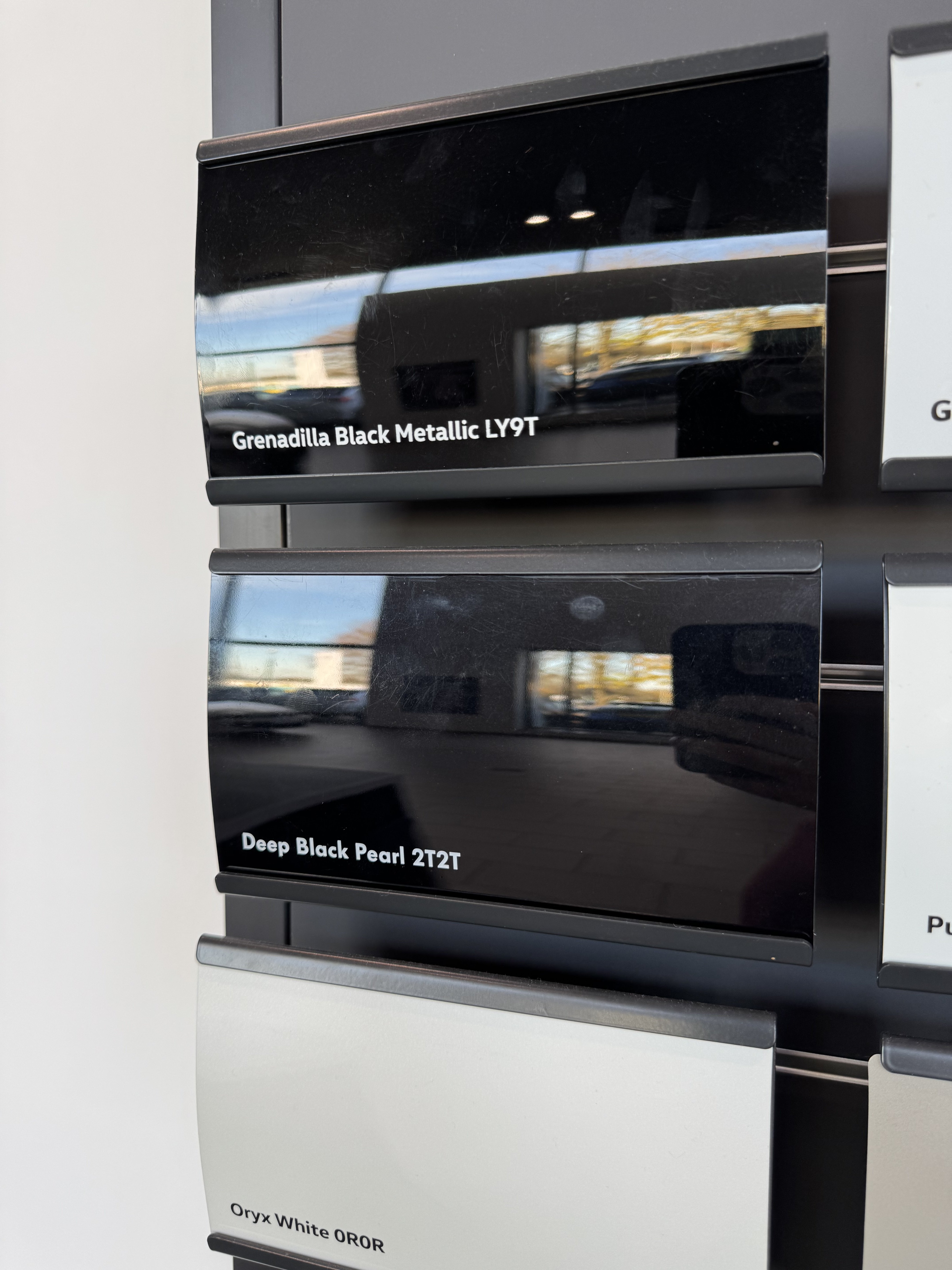 Deep Black Pearl v Grenadilla Black Metallic - VW Golf R MK8 Chat ...